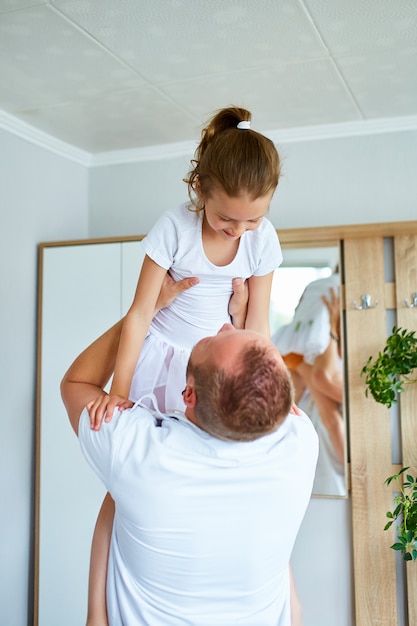 Pai E Filha Em Branco Passar O Tempo Em Casa Foto Premium