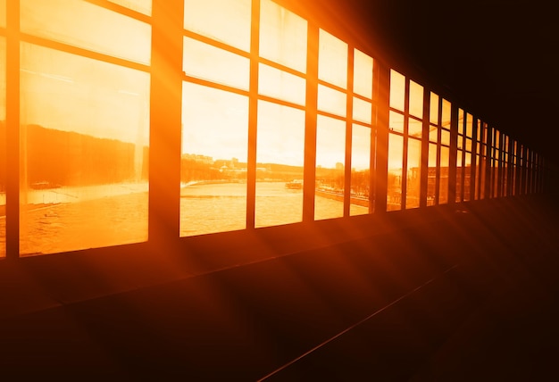 Raios de luz do sol entrando pelo pano de fundo das janelas | Foto Premium Raios de luz do sol entrando pelo pano de fundo das janelas | Foto Premium