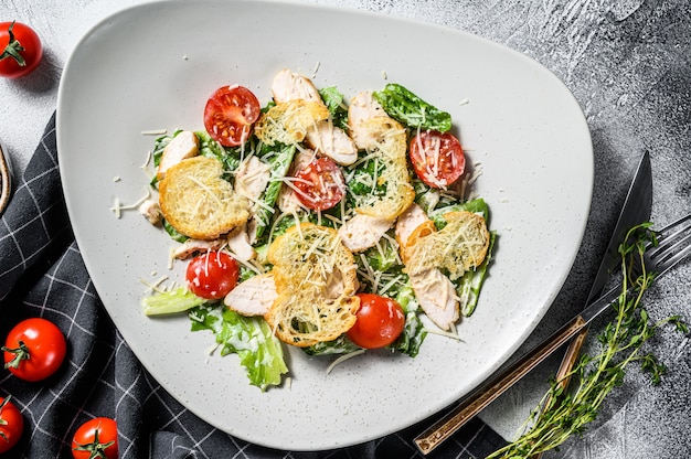Salada caesar clássica com peito de frango grelhado, parmesão, ovos de ... Salada caesar clássica com peito de frango grelhado, parmesão, ovos de ...