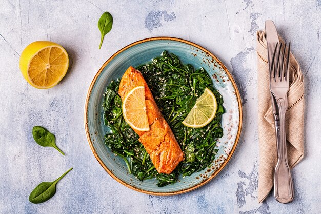 Salmão grelhado com espinafre | Foto Premium Salmão grelhado com espinafre | Foto Premium