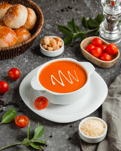 Sopa cremosa de tomate e parmesão ralado | Foto Grátis Sopa cremosa de tomate e parmesão ralado | Foto Grátis