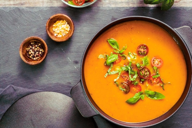 Sopa De Tomate Assado Com Manjericão Fresco E Croutons Foto Premium