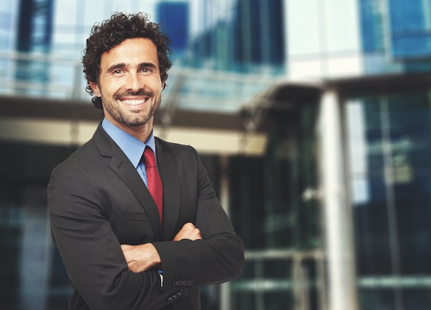 Sorrindo, confiante, homem negócios | Foto Premium Sorrindo, confiante, homem negócios | Foto Premium