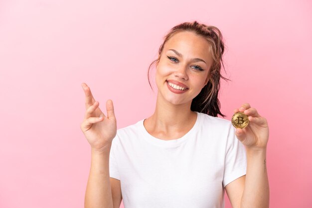 Uma Adolescente Russa Segurando Um Bitcoin Isolado Em Um Fundo Rosa
