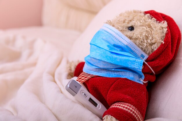 Urso De Pelúcia Em Uma Máscara Médica Na Cama Medicina Respiratória Crianças E Doença Conceito