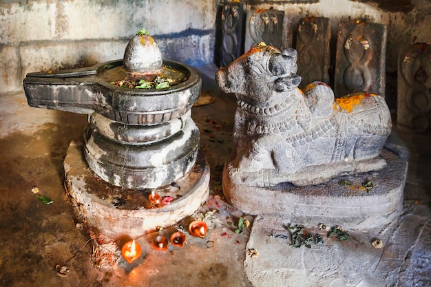 Vaca sagrada e lingam, templo de keshava em somnathpur, karnataka ... Vaca sagrada e lingam, templo de keshava em somnathpur, karnataka ...