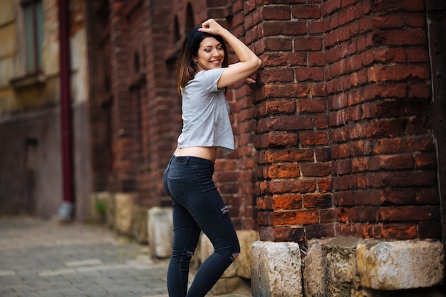 Schönes Mädchen Das Auf Der Straße Steht Premium Foto