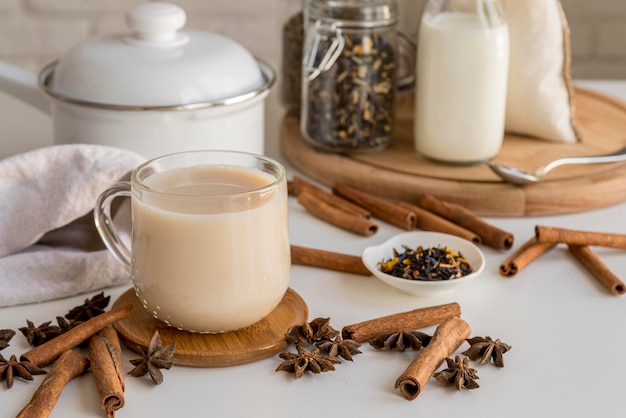 Tee mit milch und zimt | Kostenlose Foto Tee mit milch und zimt | Kostenlose Foto