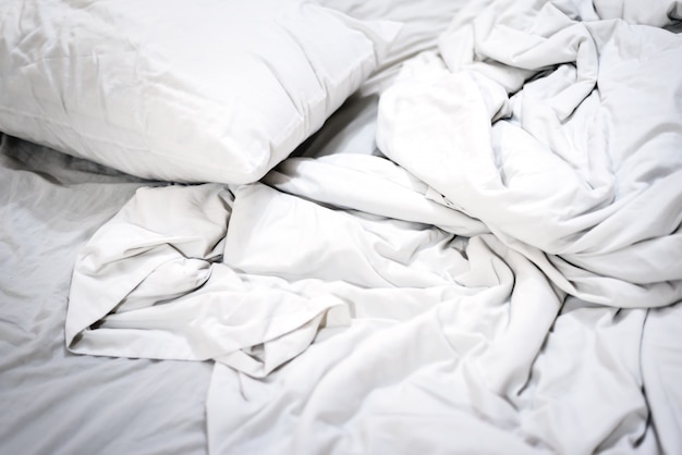 Ungemachtes Bett Morgens Mit Sonnenaufgang Weißem Kissen Auf Bett Und
