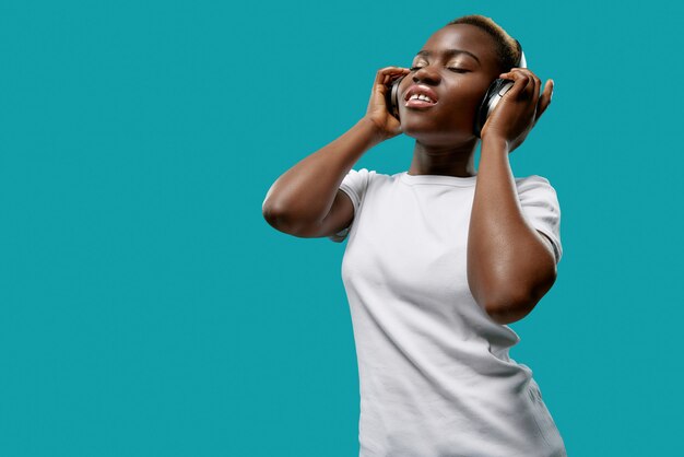 Premium Photo African Woman In Bluetooth Headphones And Enjoying Music