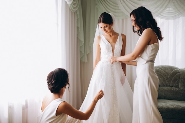 Free Photo Bride With Bridesmaids Preparing For Wedding