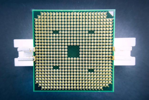 컴퓨터 또는 노트북 클로즈업의 Cpu 마이크로프로세서 Cpu 반도체 핀 및 커넥터 프로세서의 금색 접점 확대 프리미엄 사진