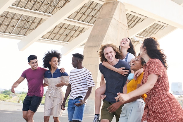Premium Photo Group Of Friendly Multiethnic Friends Having Fun Young