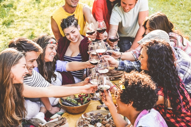 Premium Photo Group Of Friends Enjoying Picnic While Drinking Red