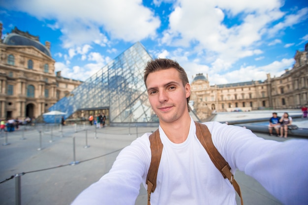 Premium Photo | Happy young man taking a selfie photo in paris, france Premium Photo | Happy young man taking a selfie photo in paris, france