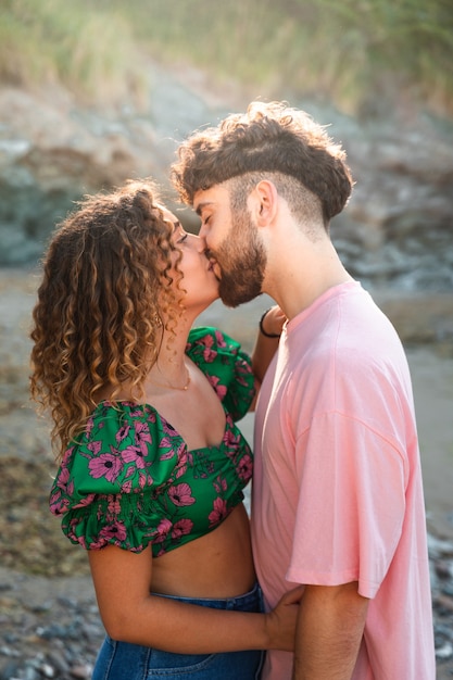 Premium Photo Heterosexual Couple Kissing In A Rocky Cove At The