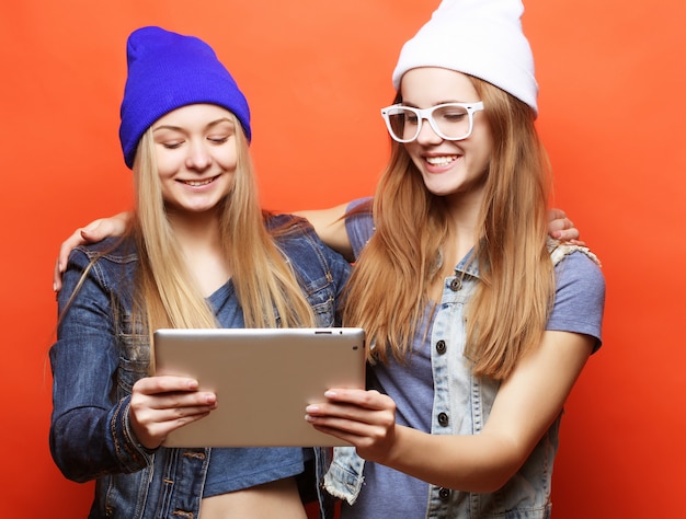 Premium Photo Hipster Girls Friends Taking Selfie With Digital Tablet