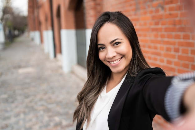 Premium Photo Latin Woman Taking A Selfie