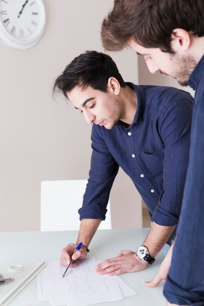 Free Photo | Man explaining data to colleague Free Photo | Man explaining data to colleague