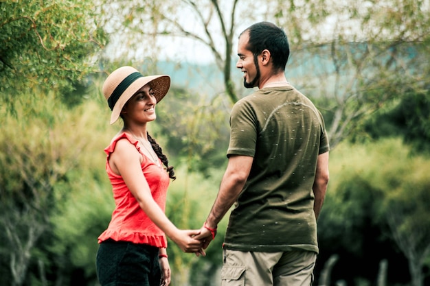 Premium Photo Man And Woman In Love Looking At Each Other