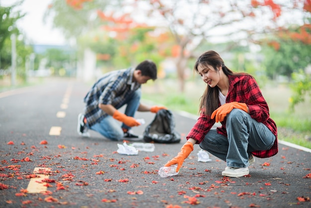 Free Photo | Men and women help each other to collect garbage. Free Photo | Men and women help each other to collect garbage.