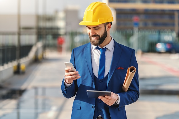 Premium Photo | Portrait of bearded architect in formal wear using on ... Premium Photo | Portrait of bearded architect in formal wear using on ...