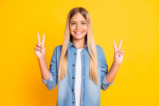Premium Photo Portrait Photo Of Blonde Girl Smiling Showing