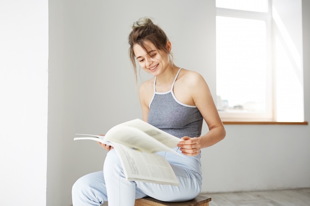 Free Photo | Portrait of young beautiful happy woman smiling reading ... Free Photo | Portrait of young beautiful happy woman smiling reading ...