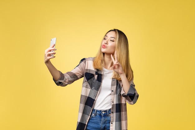Premium Photo Pretty Girl Take A Self Portrait With Her Smart Phone