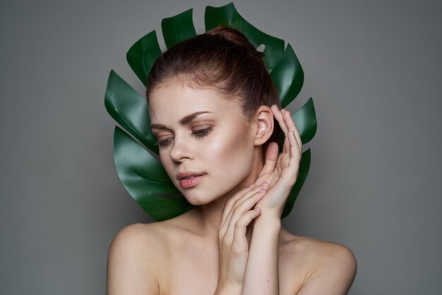 Premium Photo Pretty Woman Palm Leaf Bare Shoulders Clear Skin Spa