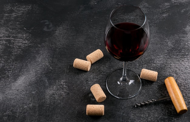 Free Photo Side View Wine Glass With Copy Space On Black Stone Horizontal