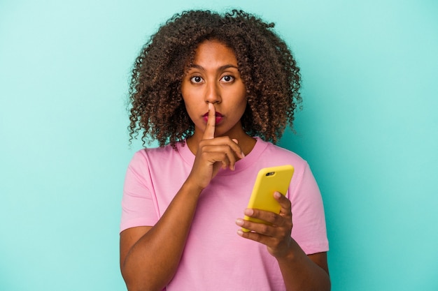 Premium Photo Young African American Woman Holding A Mobile Phone