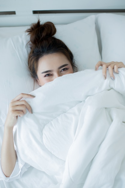 Belle Jeune Femme Couchée Dans Le Lit Et Dormant Photo Gratuite