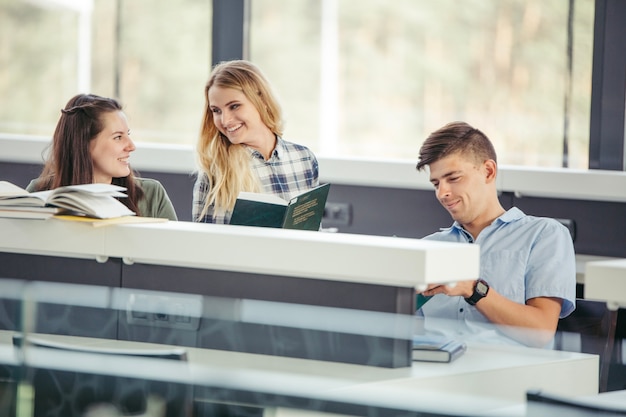 Camarades De Classe Lisant Au Collège Photo Gratuite