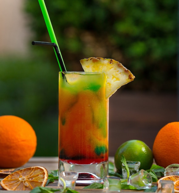 Cocktail De Fruits Mélangés Avec Jus Dorange Citron Vert Et Ananas