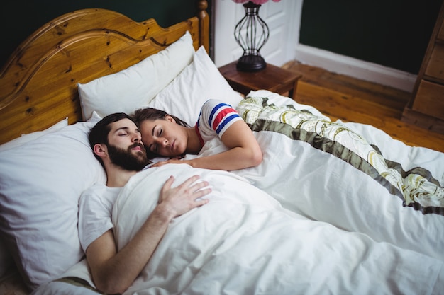 Couple Dormir Ensemble Sur Lit Photo Gratuite