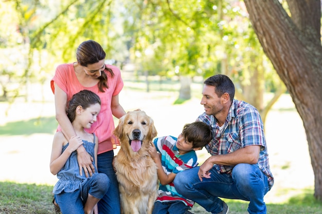 Famille Heureuse Avec Leur Chien Dans Le Parc Télécharger Des Photos