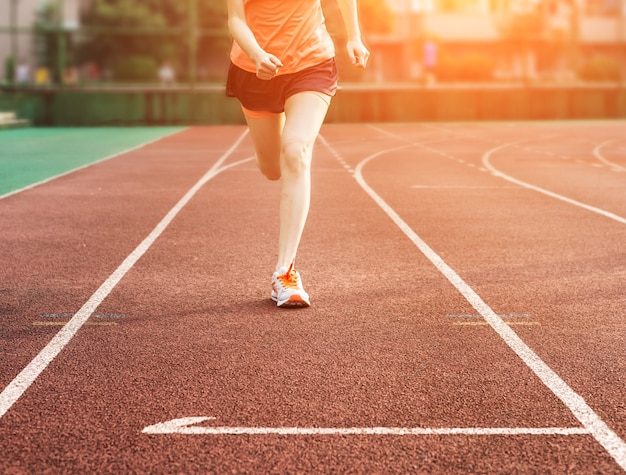 Femme Courir Sur Une Piste | Photo Gratuite Femme Courir Sur Une Piste | Photo Gratuite