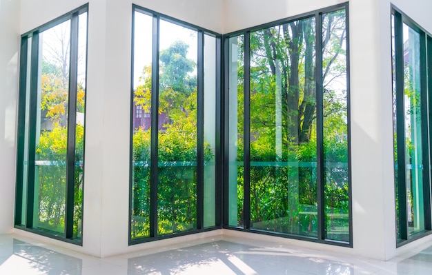 Fenêtre En Verre Donnant Sur Le Jardin Vert. | Photo Gratuite Fenêtre En Verre Donnant Sur Le Jardin Vert. | Photo Gratuite
