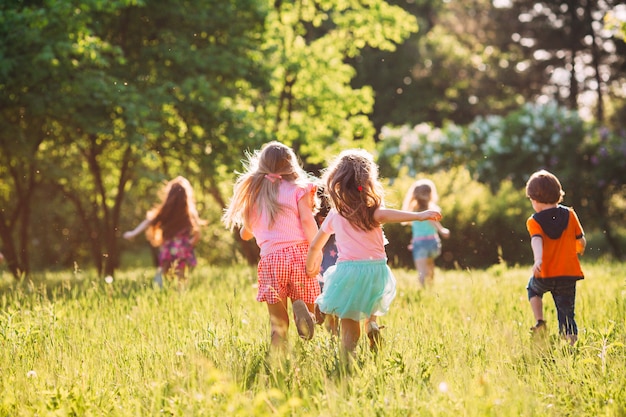 Grand Groupe D'enfants, D'amis Garçons Et Filles Courir Dans Le Parc ... Grand Groupe D'enfants, D'amis Garçons Et Filles Courir Dans Le Parc ...