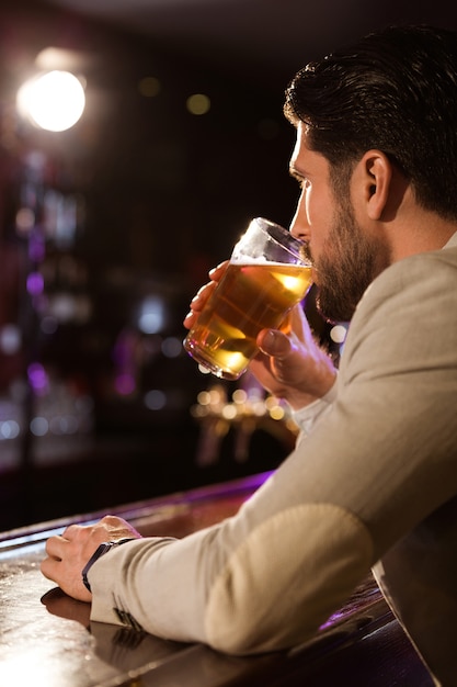 Gros Plan D'un Homme Tenant Un Verre De Bière | Photo Gratuite Gros Plan D'un Homme Tenant Un Verre De Bière | Photo Gratuite