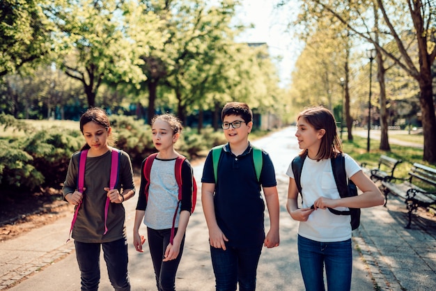 Groupe De Camarades De Classe Allant à Lécole Télécharger Des Photos