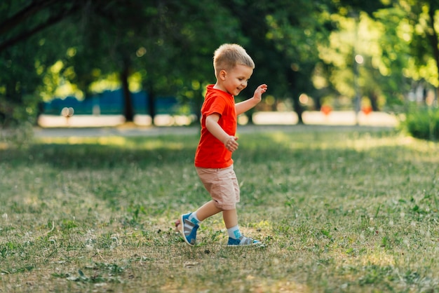 Heureux Enfant Jouant Dans Le Parc Photo Gratuite