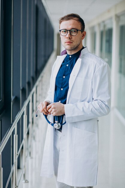 Jeune Beau Médecin Avec Stéthoscope à La Clinique | Photo Gratuite Jeune Beau Médecin Avec Stéthoscope à La Clinique | Photo Gratuite