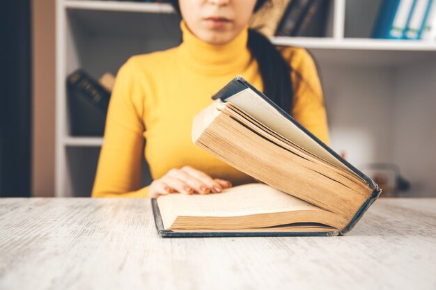 Livre De Lecture Jeune Femme Assise Photo Premium
