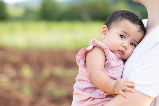Mère Asiatique Tenant Sa Fille Dans Les Bras Elle Tenait Sa Fille Dans