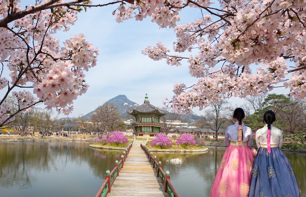 Palais Gyeongbokgung Pavillon Hyangwonjeong Avec Costume National