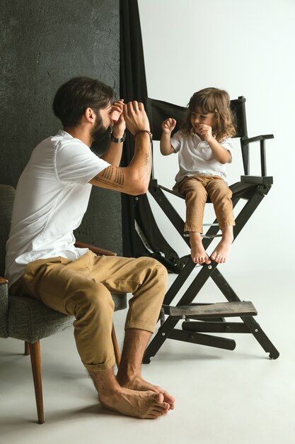 Père Jouant Avec Son Jeune Fils Dans Leur Salon à La Maison Jeune Papa