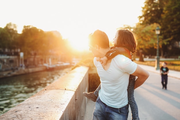 Père Avec Sa Fille Derrière Son Dos Photo Premium