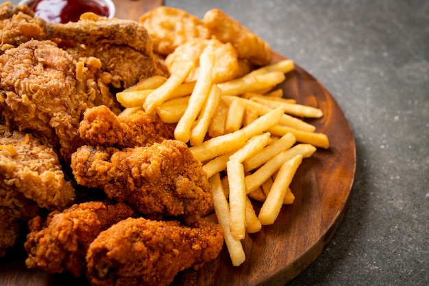 Poulet Frit Avec Frites Et Pépites | Photo Premium Poulet Frit Avec Frites Et Pépites | Photo Premium